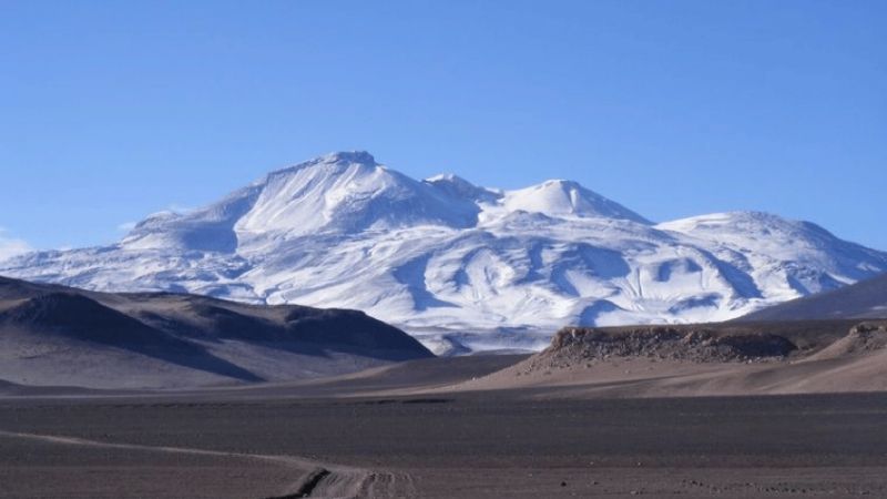 OJOS DEL SALADO: el volcán activo más alto del mundo ruge en un ...