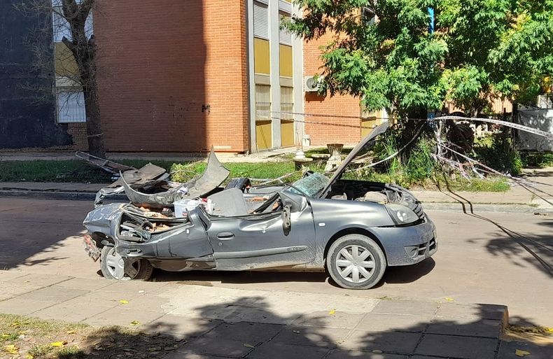Derrumbe en un edificio del barrio Fonavi: un auto y una combi, destruidos