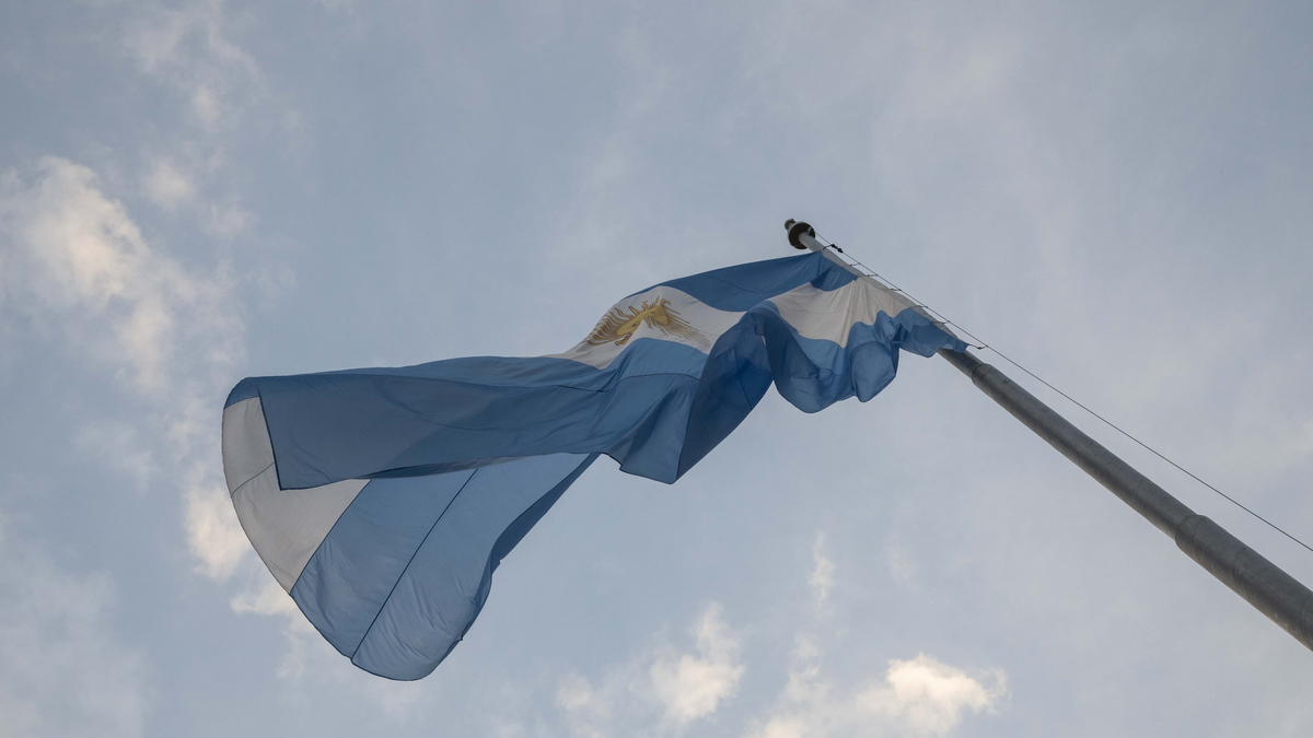 La Bandera Argentina volvió a flamear en el mástil mayor del Monumento ...
