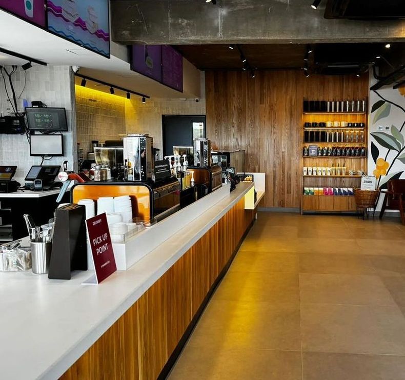 Abrió una nueva sucursal de Starbucks con retiro desde el auto