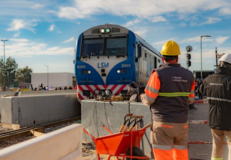 Continúan los trabajos de renovación en las vías del tren San Martín