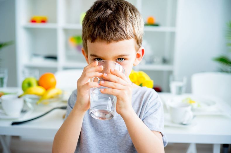 Ola de calor: ¿es recomendable tomar agua o soda para hidratarse?