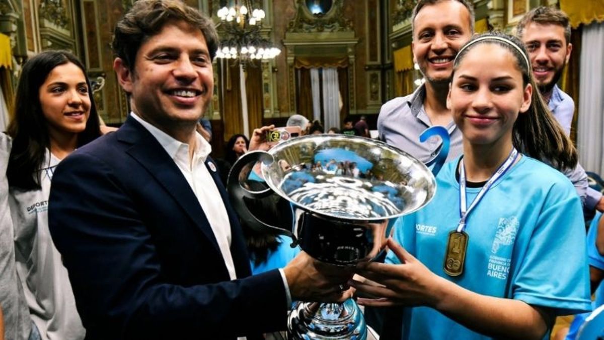 La boxeadora de oro que levantó la copa con Kicillof
