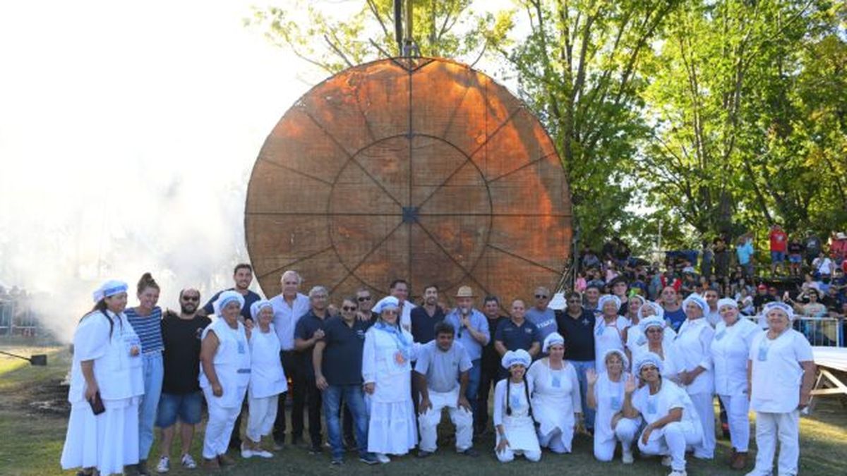 La torta frita más grande del mundo es argentina y bonaerense