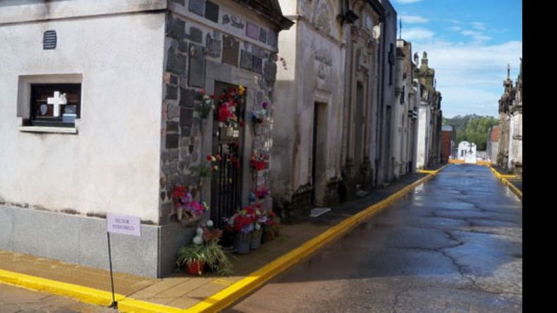 Un recorrido por el cementerio, tras los pasos de la identidad