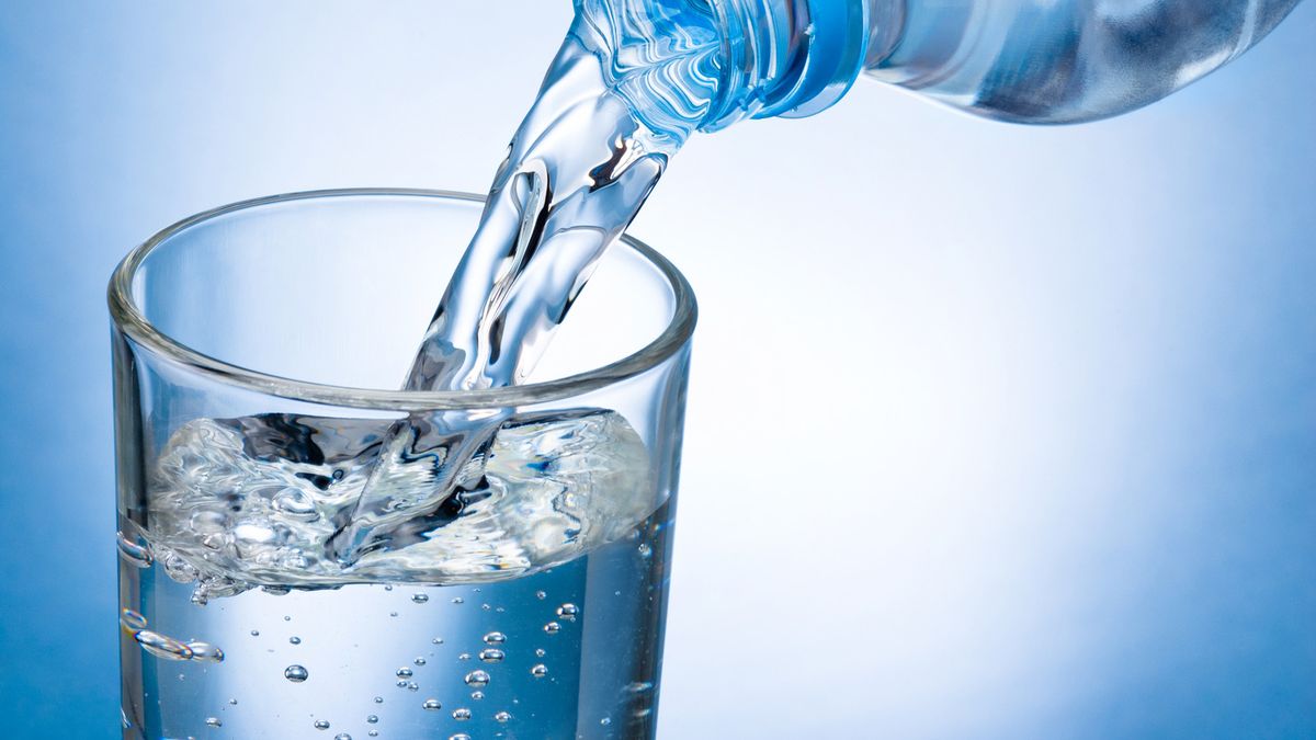 Ola de calor: ¿es recomendable tomar agua o soda para hidratarse?