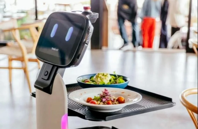 Un mozo robot ya levanta pedidos en Punta del Este